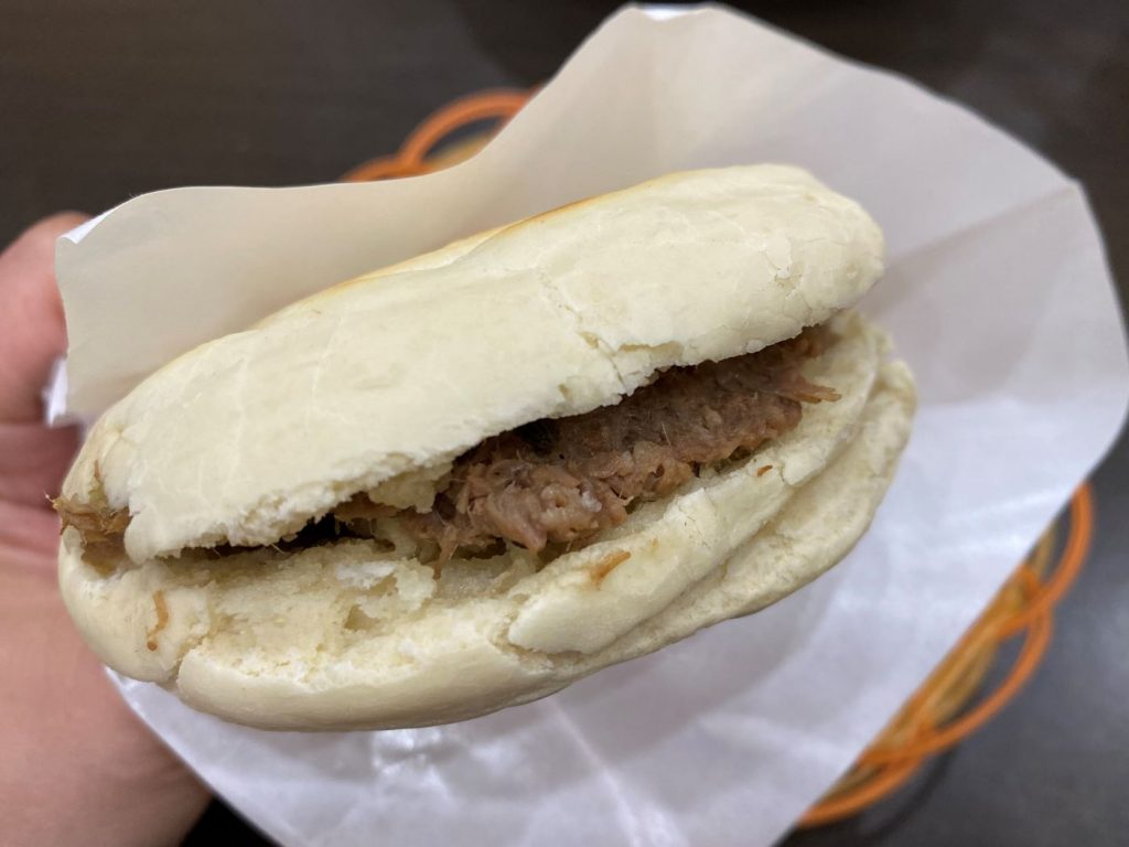 クリスピーなバンズがたまらない！西安名物・潼関肉夾饃（トングァンロージャーモー）を食べに北浦和へ | 80C
